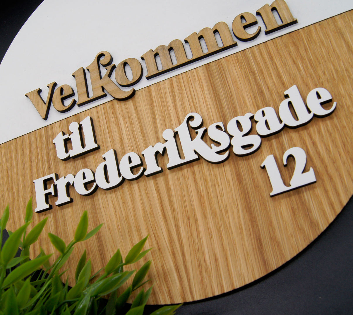 Skilte til hjemmet - Velkommen i hvid og sort 25 cm – bykrums.dk